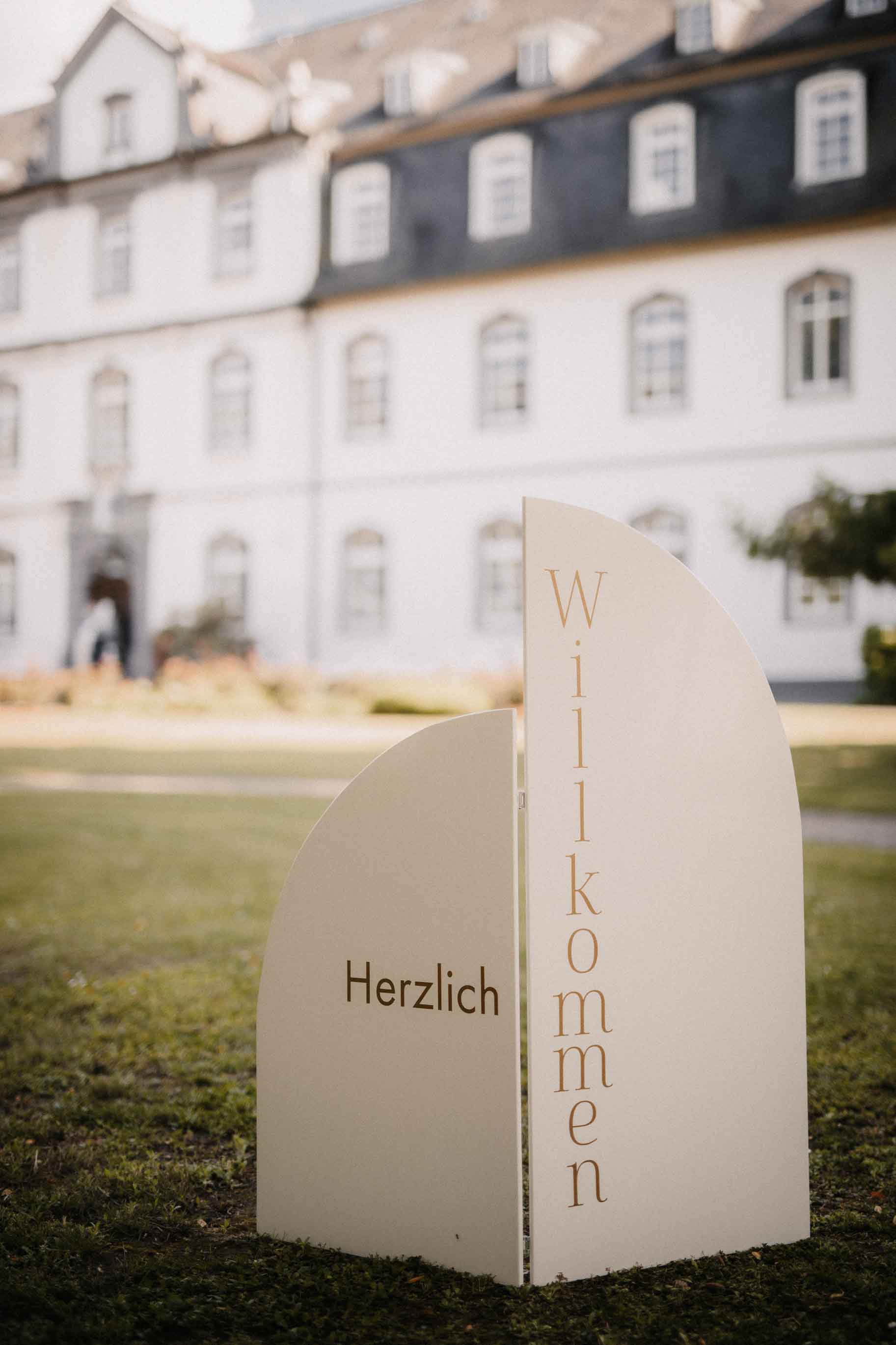 Klappschild Herzlich Willkommen | maimaldrei Mietkatalog